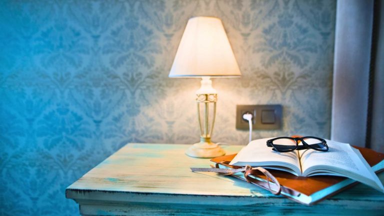 Dormi tutte le notti con la luce accesa? Ecco cosa vuol dire secondo la ...